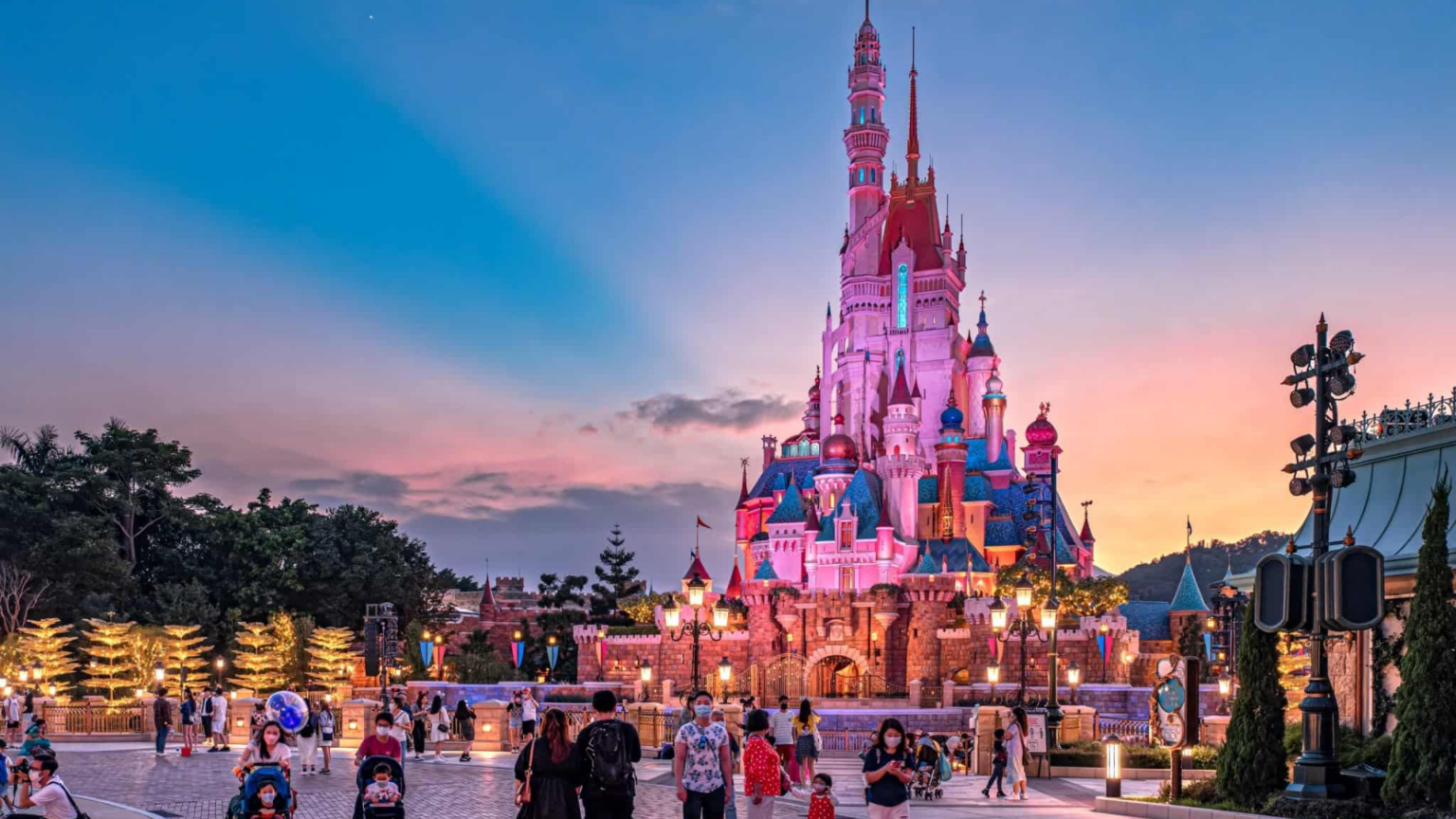 Onde fica a Disney? Conheça os parques mágicos ao redor do mundo ...