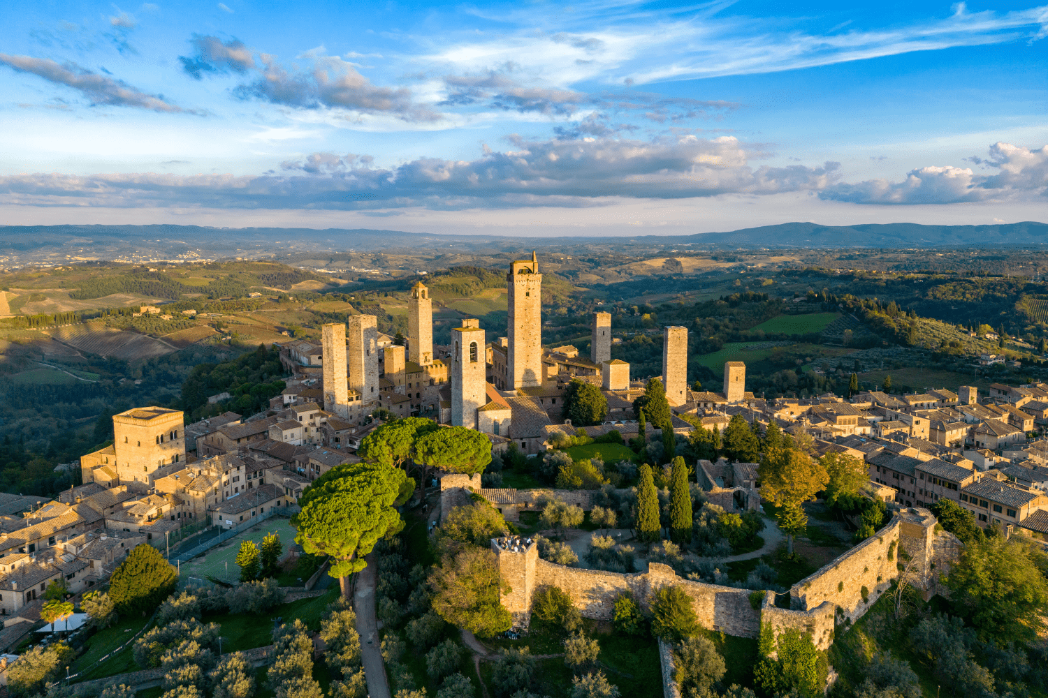 Conheça San Gimignano: a pequena cidade medieval italiana - Imperio das ...